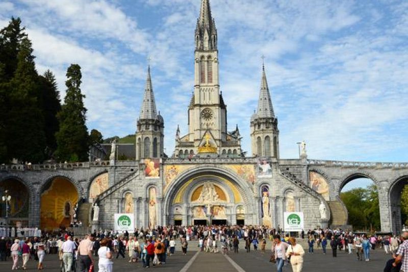 Holy Europe Lourdes Paris 12 D - Rich Tour Ziarah